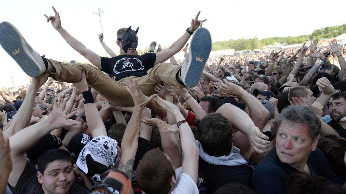 Experts want you to skip moshing, crowd surfing at concerts | Miami Herald
