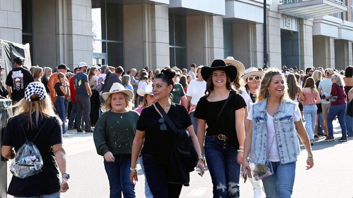 Helene victims, country music lovers unite to aid storm relief ...