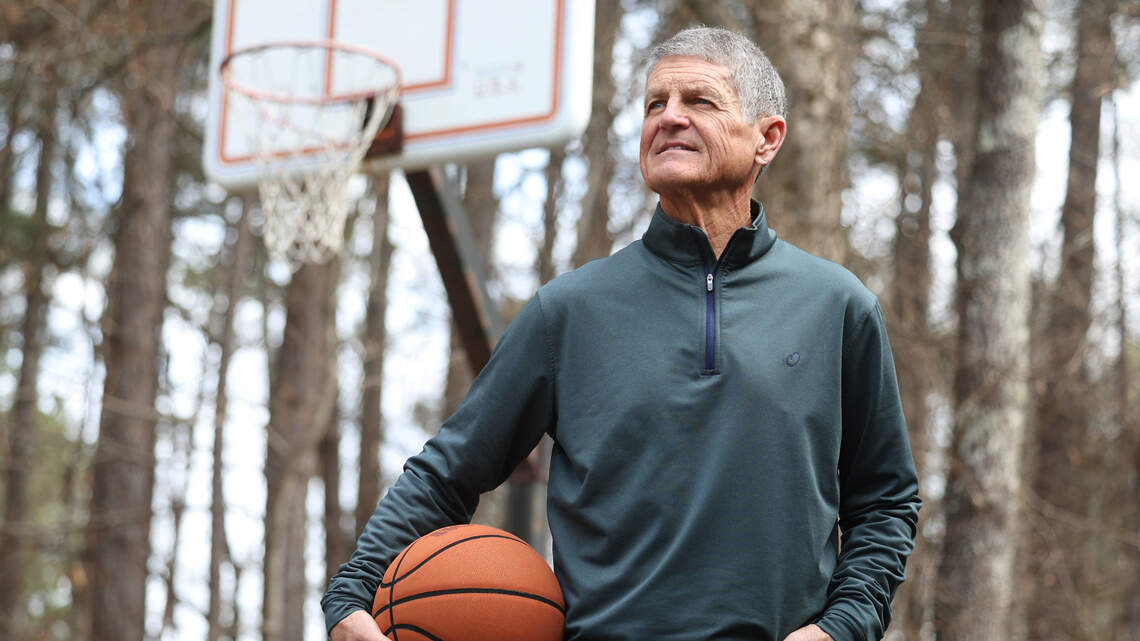 Charlotte 49ers men’s basketball honors former coach Bobby Lutz ...