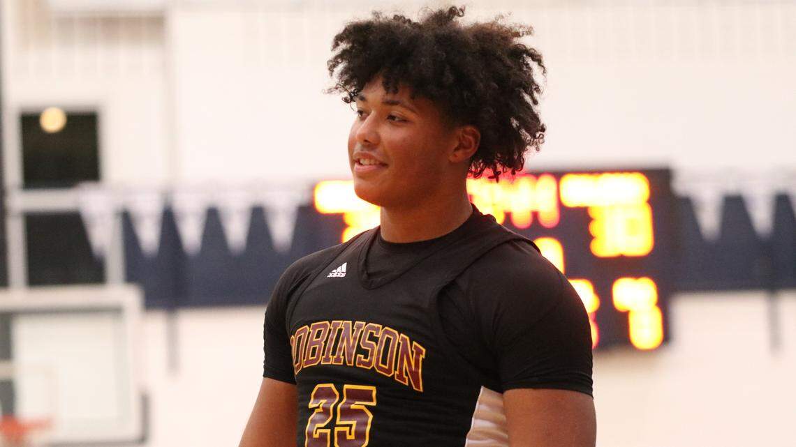 Robinson’s Daevin Hobbs excels in football, basketball | Charlotte Observer